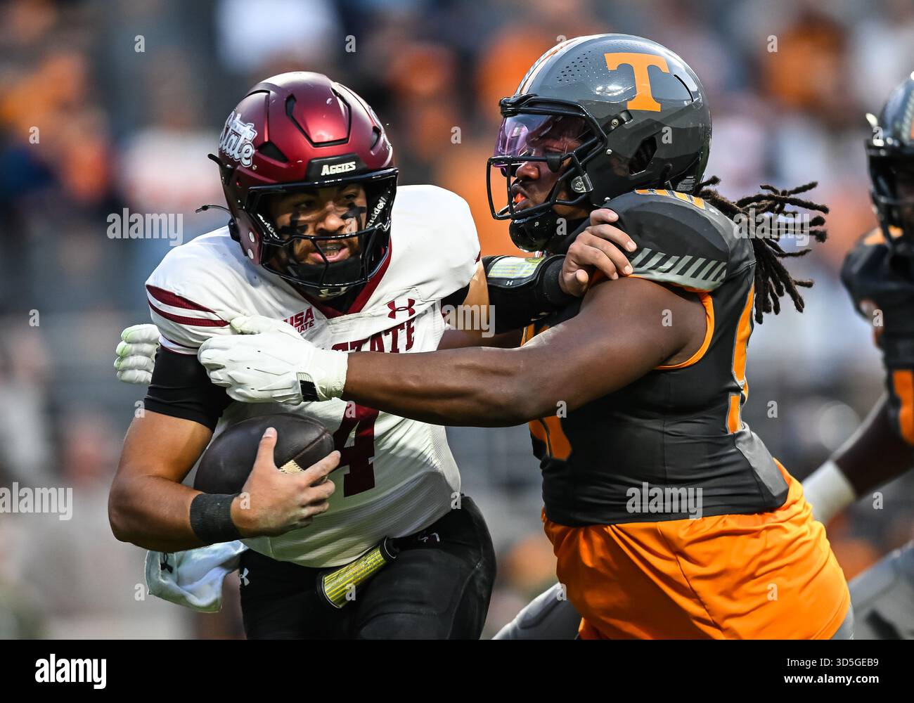 KNOXVILLE, TN - NOVEMBER 15: Tennessee Volunteers defensive lineman ...