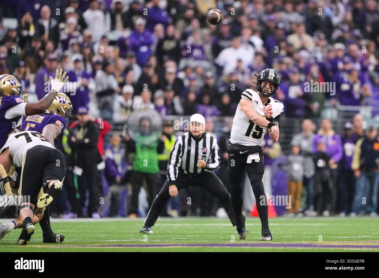 Purdue quarterback Ryan Browne (15) throws against Washington during ...