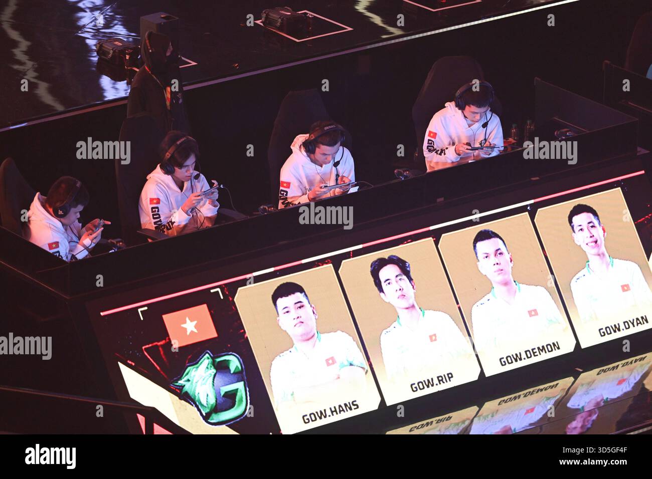 (251116) -- JAKARTA, Nov. 16, 2025 (Xinhua) -- Players of GOW Esports ...
