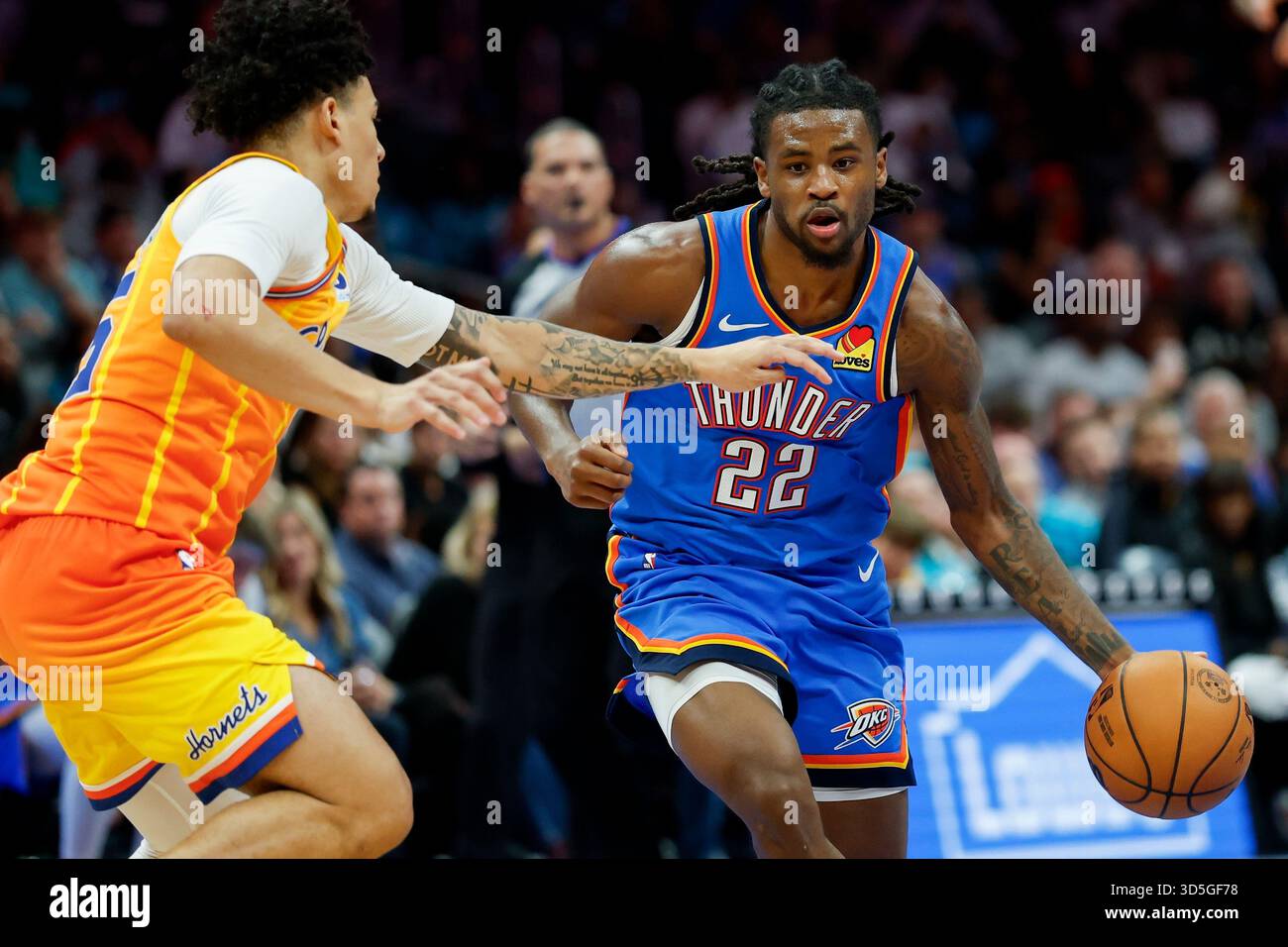Oklahoma City Thunder guard Cason Wallace (22) drives to the basket ...