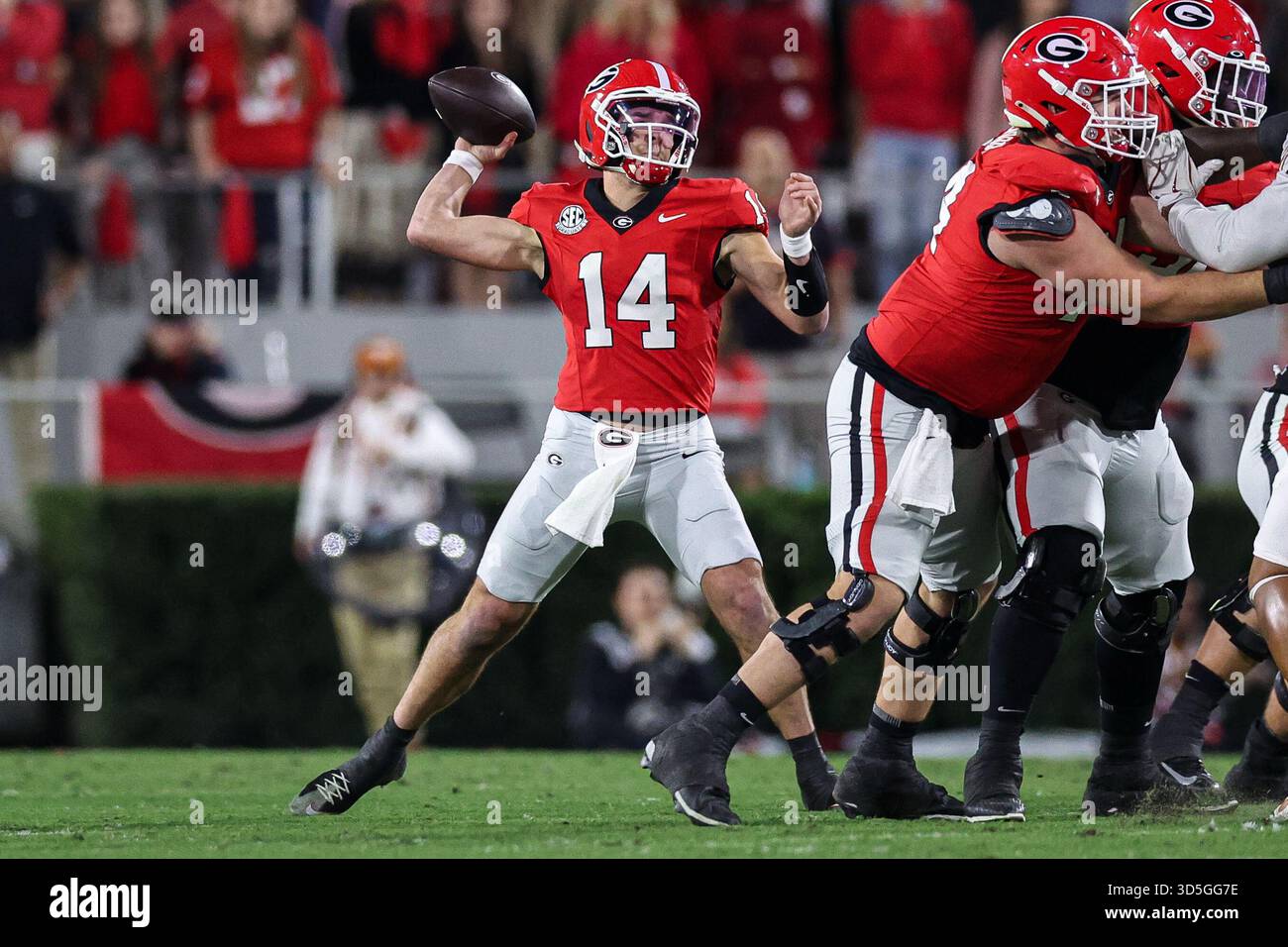 Georgia quarterback Gunner Stockton (14) throws a pass during the first ...