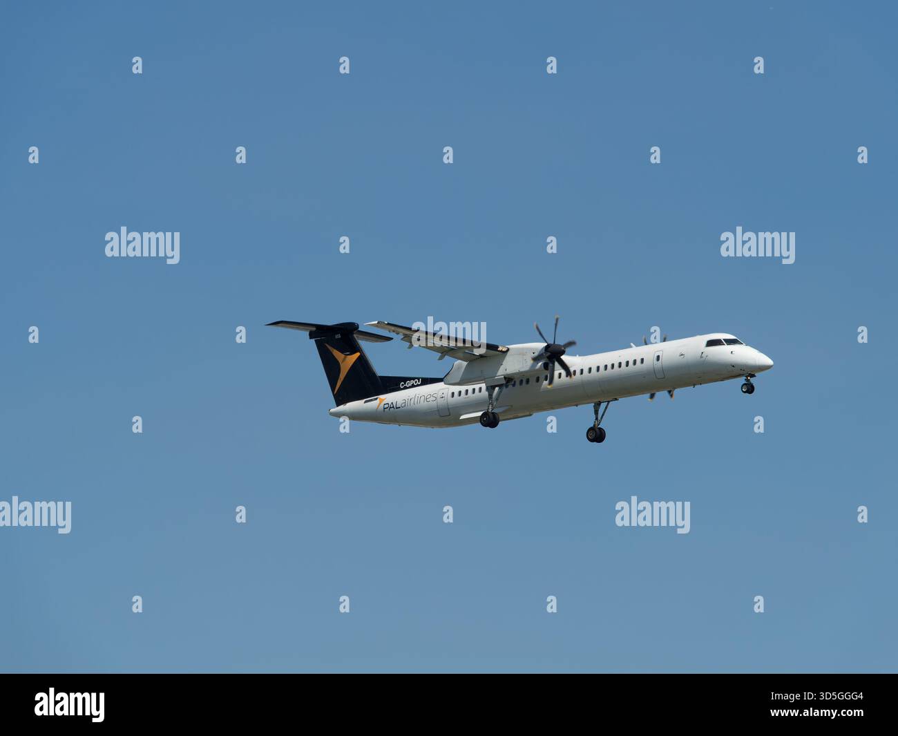 PAL Airline De Havilland Dash 8-400 descending at the Montréal-Pierre ...