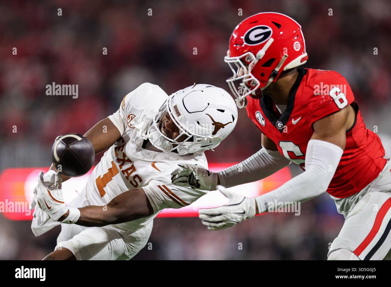 Texas wide receiver Ryan Wingo (1) attempts to catch a pass defended by ...