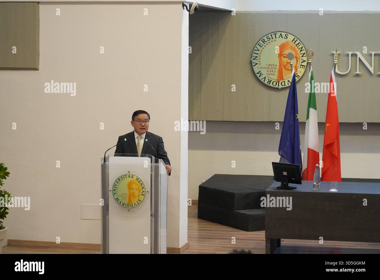 (251116) -- SICILY, Nov. 16, 2025 (Xinhua) -- Chinese Ambassador to ...