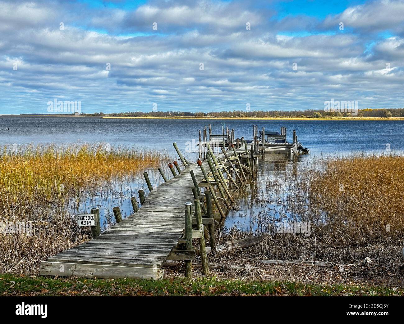 Rickety boat dock hi-res stock photography and images - Alamy