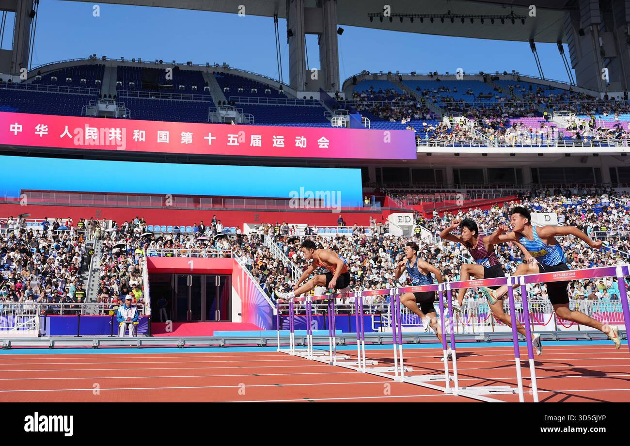 (251116) -- GUANGZHOU, Nov. 16, 2025 (Xinhua) -- Hua Zihui (1st L) of ...