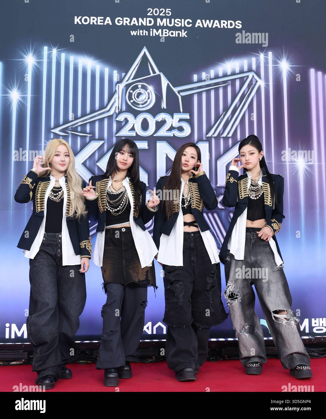 Incheon, South Korea. 15th Nov, 2025. South Korean K-Pop girl group ...