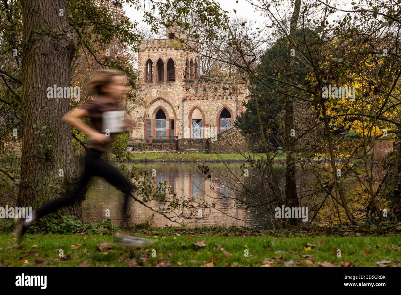 Impression: A young runner on the way past the Moosburg in Biebrich ...