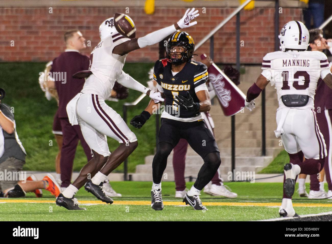 Missouri wide receiver Donovan Olugbode, center, catches a touchdown ...