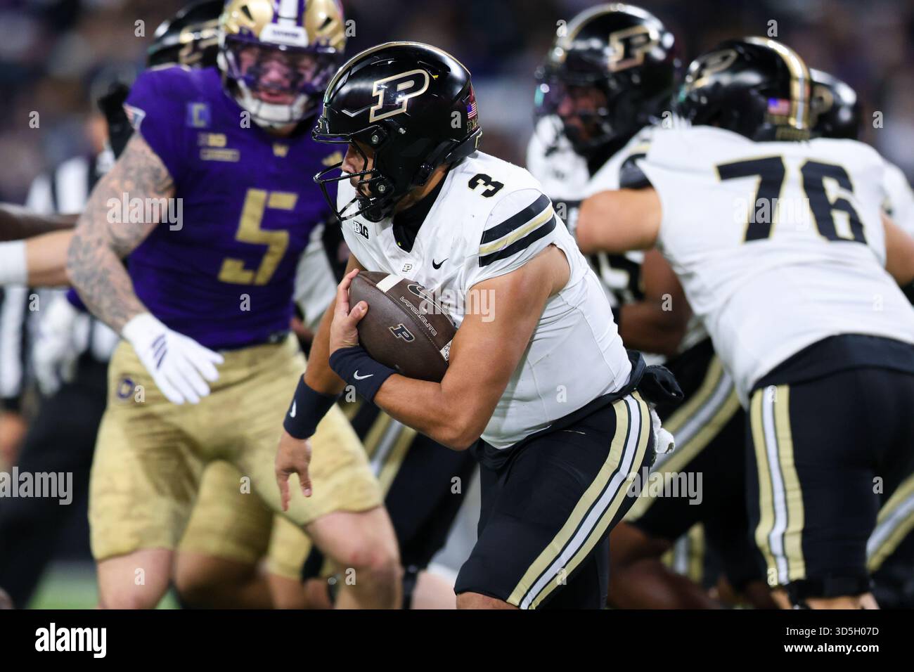 SEATTLE, WA - NOVEMBER 15: Quarterback Malachi Singleton #3 of the ...