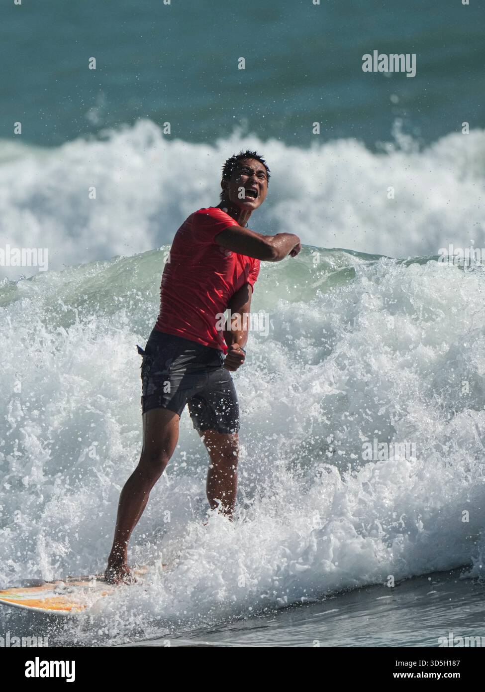 (251116) -- NAN'AO, Nov. 16, 2025 (Xinhua) -- Wu Shidong of Hainan ...