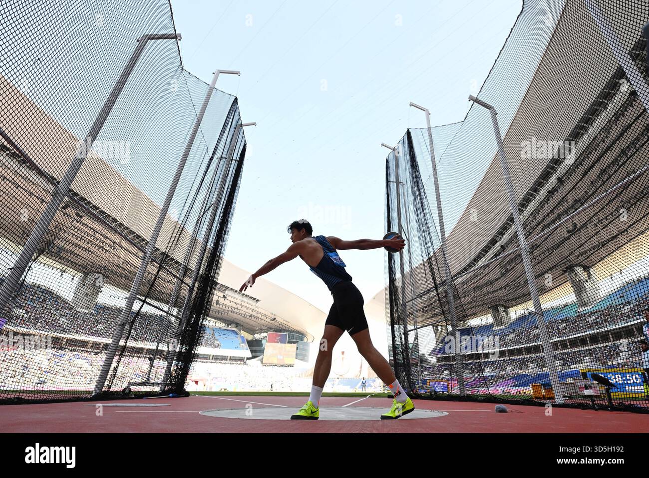(251116) -- GUANGZHOU, Nov. 16, 2025 (Xinhua) -- Wang Jiawei of Sichuan ...