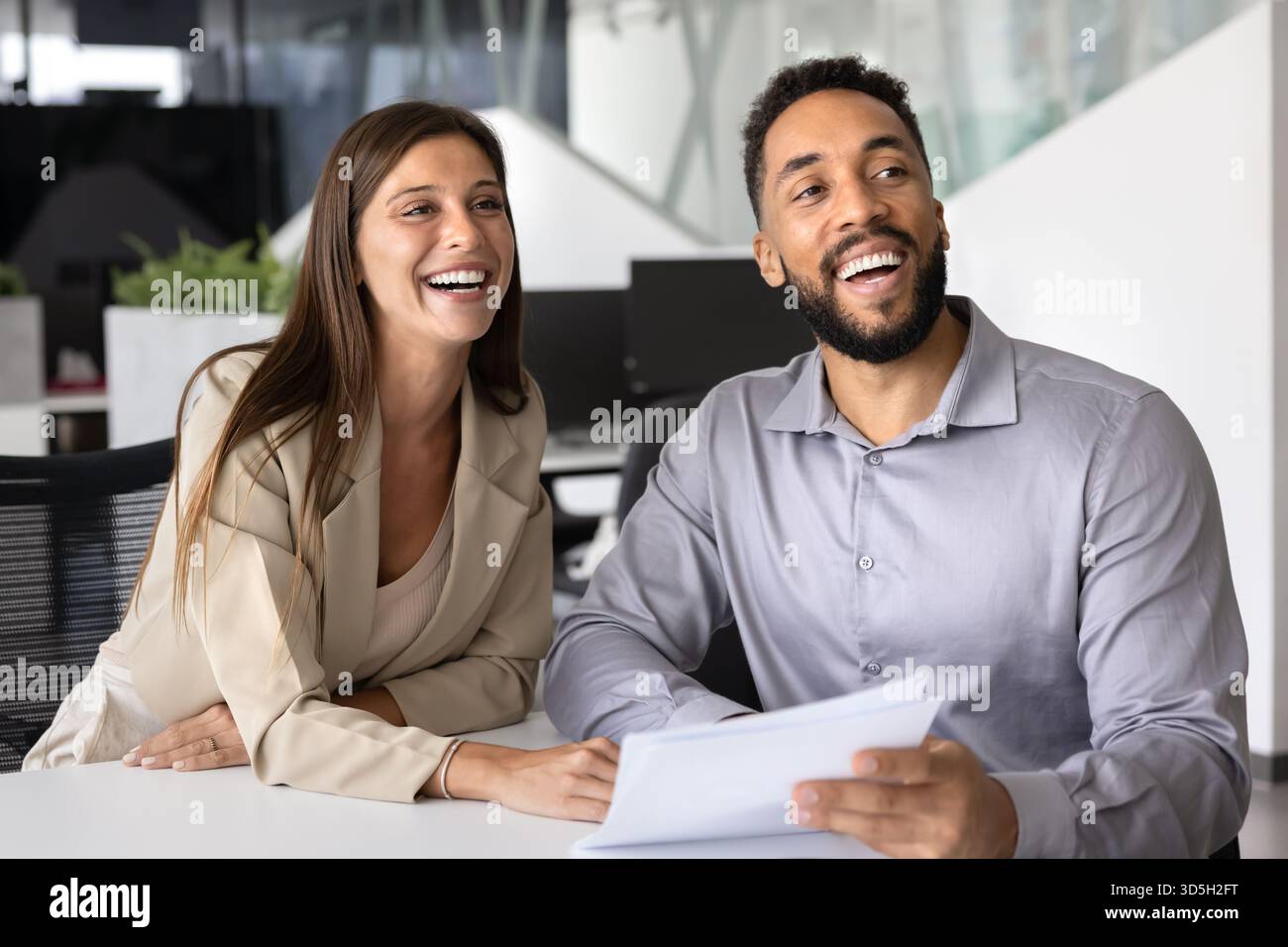 Two diverse male friends hi-res stock photography and images - Alamy
