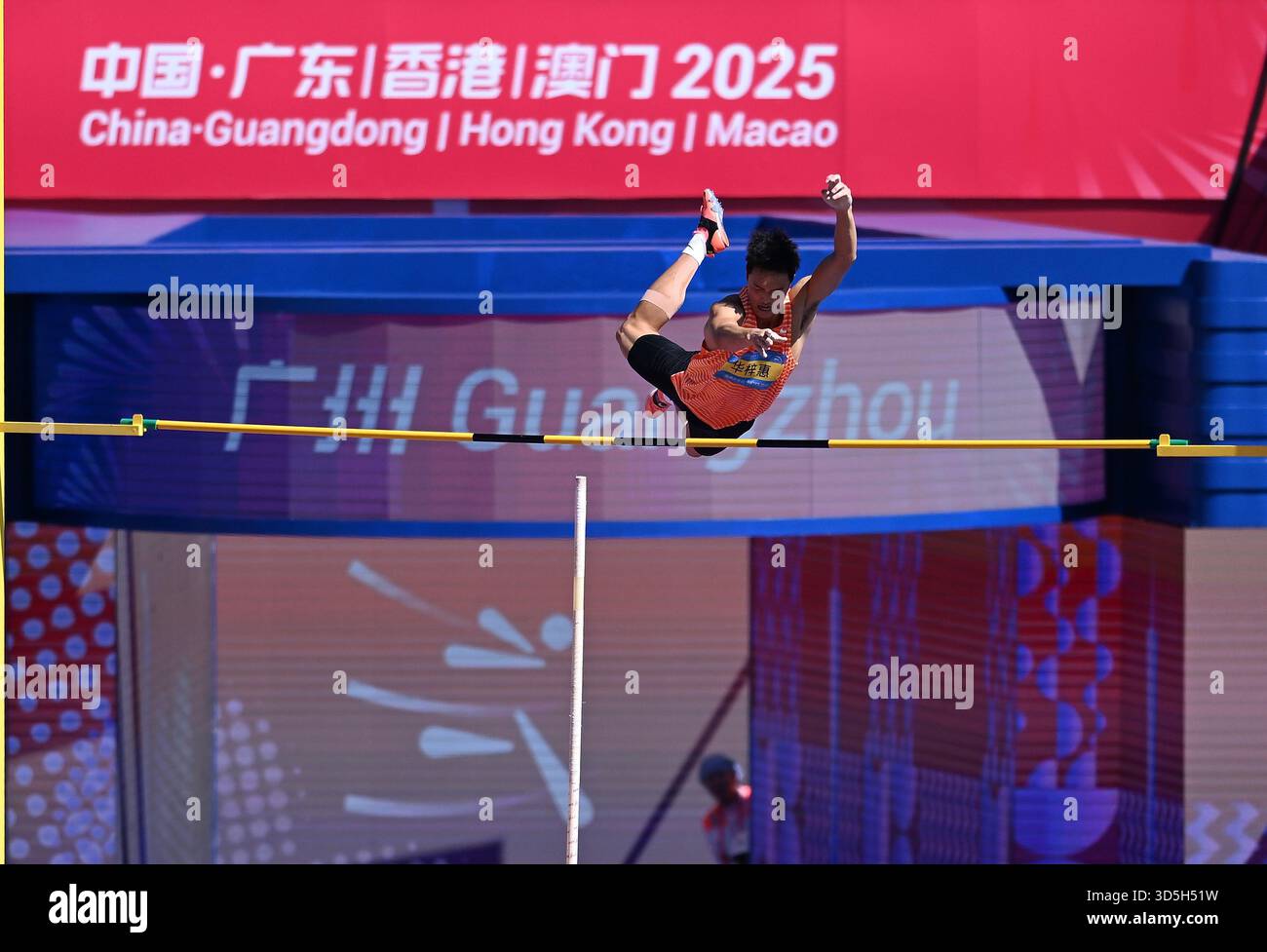 (251116) -- GUANGZHOU, Nov. 16, 2025 (Xinhua) -- Hua Zihui of Zhejiang ...