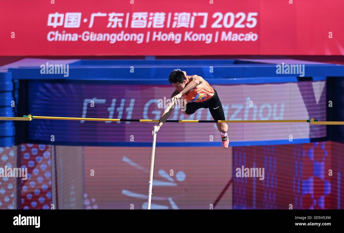 (251116) -- GUANGZHOU, Nov. 16, 2025 (Xinhua) -- Hua Zihui of Zhejiang ...