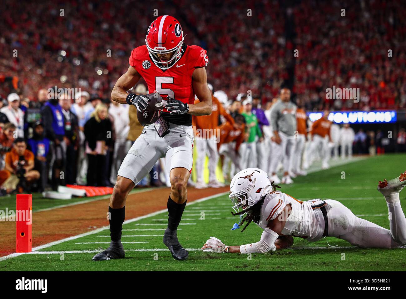 Georgia wide receiver Noah Thomas (5) scores a touchdown during the ...