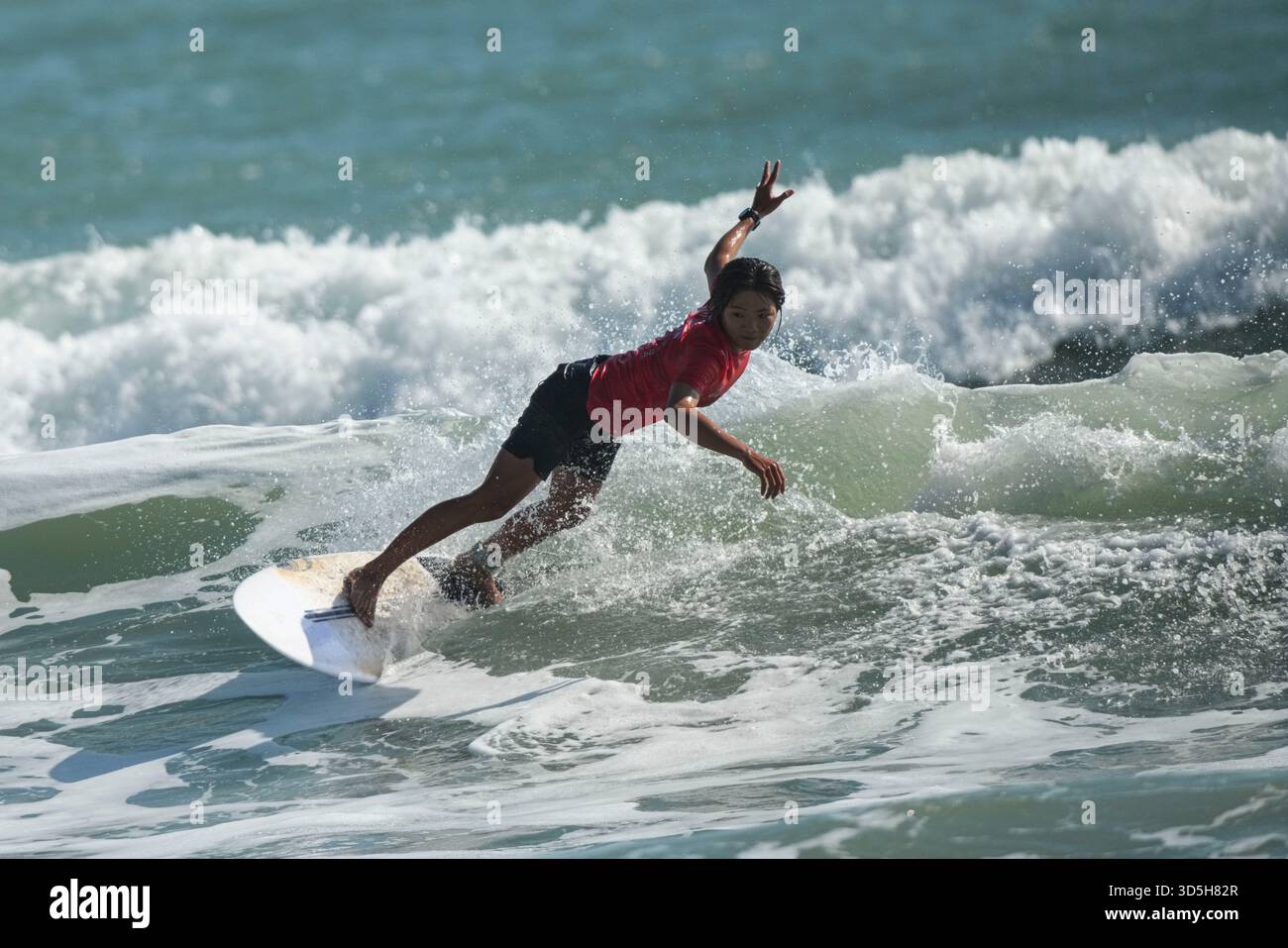 (251116) -- NAN'AO, Nov. 16, 2025 (Xinhua) -- Deng Xueying of Hainan ...