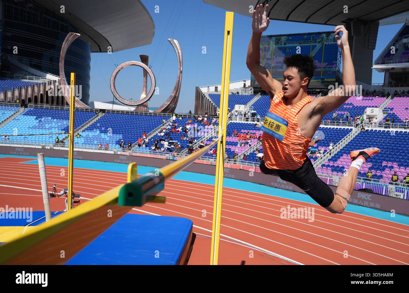(251116) -- GUANGZHOU, Nov. 16, 2025 (Xinhua) -- Hua Zihui of Zhejiang ...