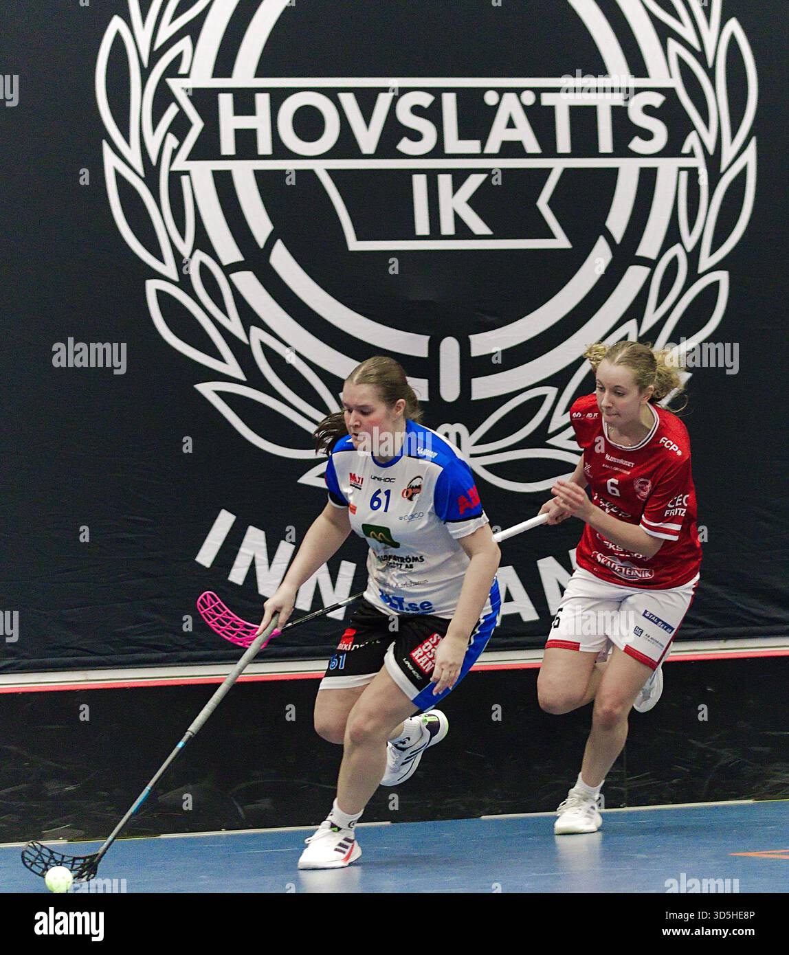 Jönköping, Sweden. 8 August, 2025. Hovslätts 6 Tilly Karlsson chasing Olofstrom 61 Amanda ...