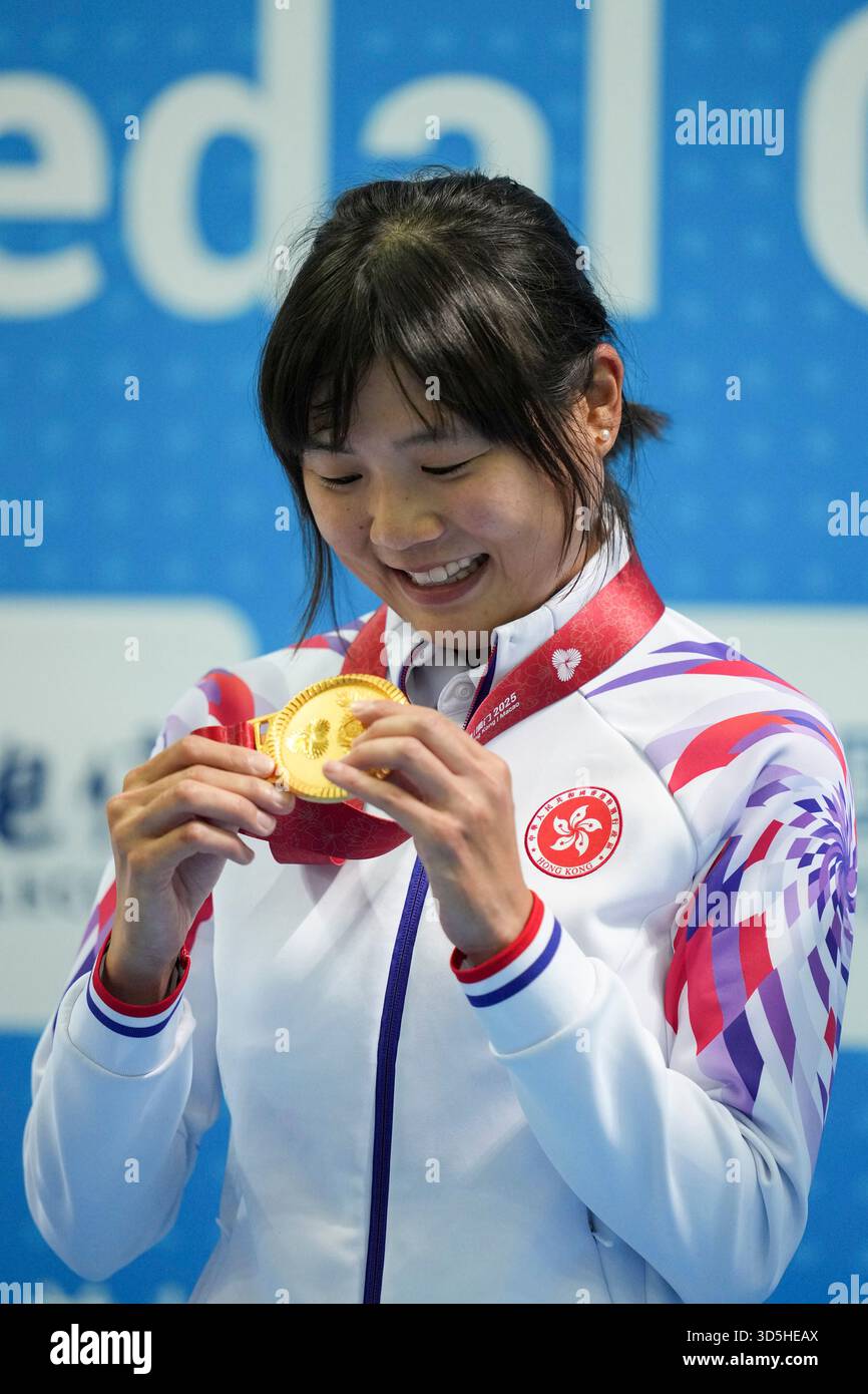 (251116) -- HONG KONG, Nov. 16, 2025 (Xinhua) -- Gold medalist Leung ...