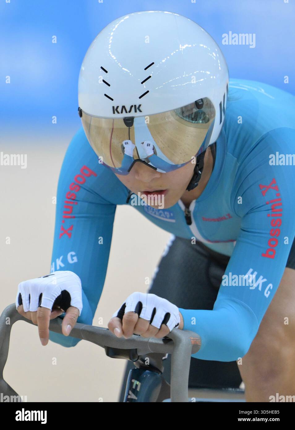 (251116) -- HONG KONG, Nov. 16, 2025 (Xinhua) -- Lee Sze Wing of Hong ...