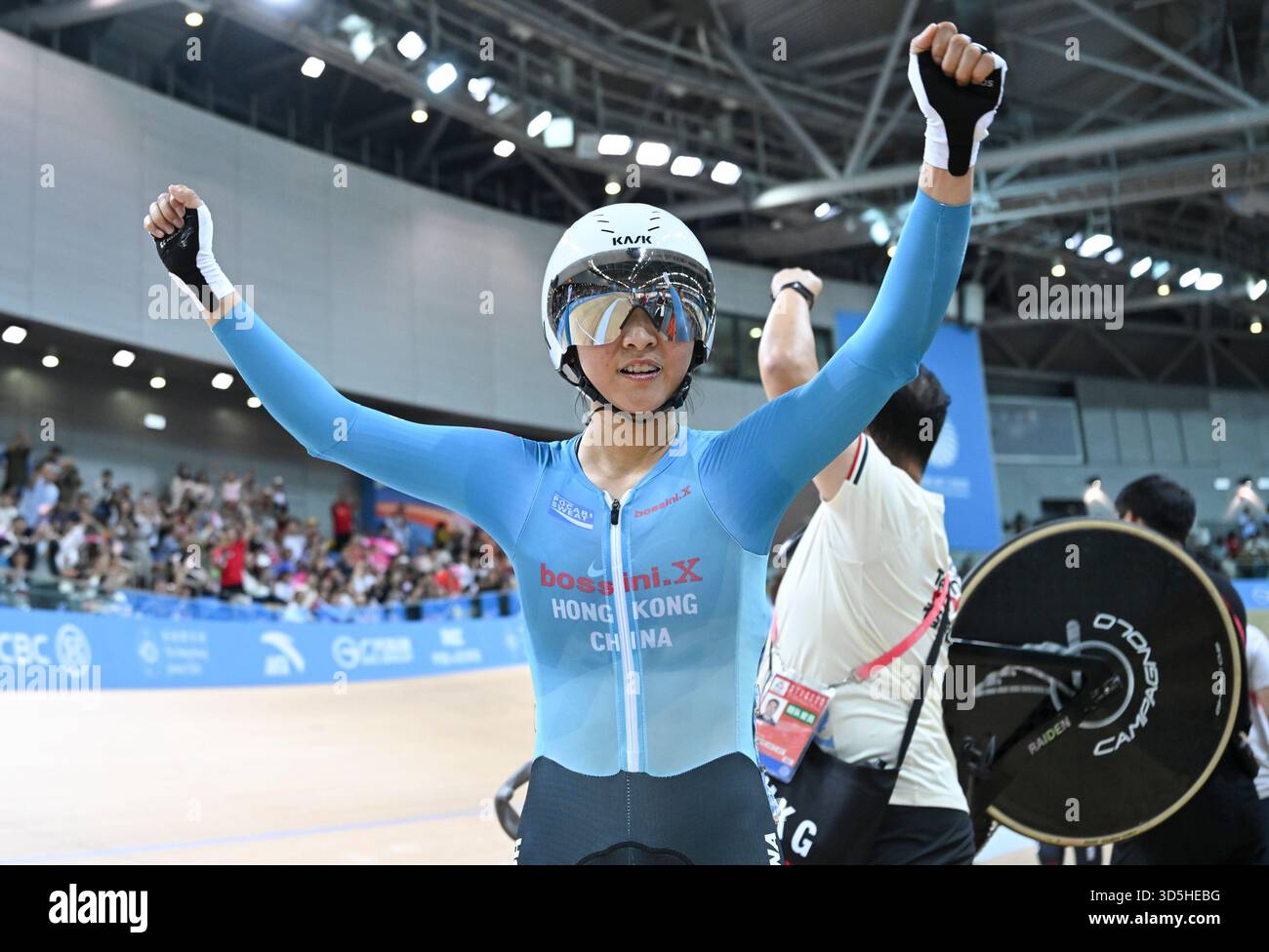 (251116) -- HONG KONG, Nov. 16, 2025 (Xinhua) -- Lee Sze Wing of Hong ...
