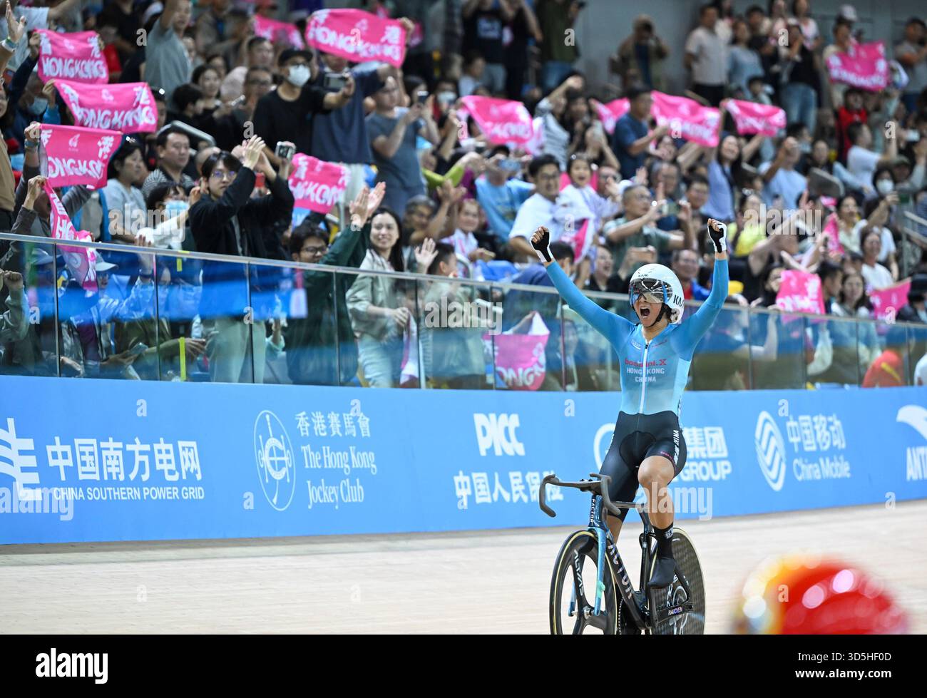 (251116) -- HONG KONG, Nov. 16, 2025 (Xinhua) -- Lee Sze Wing of Hong ...