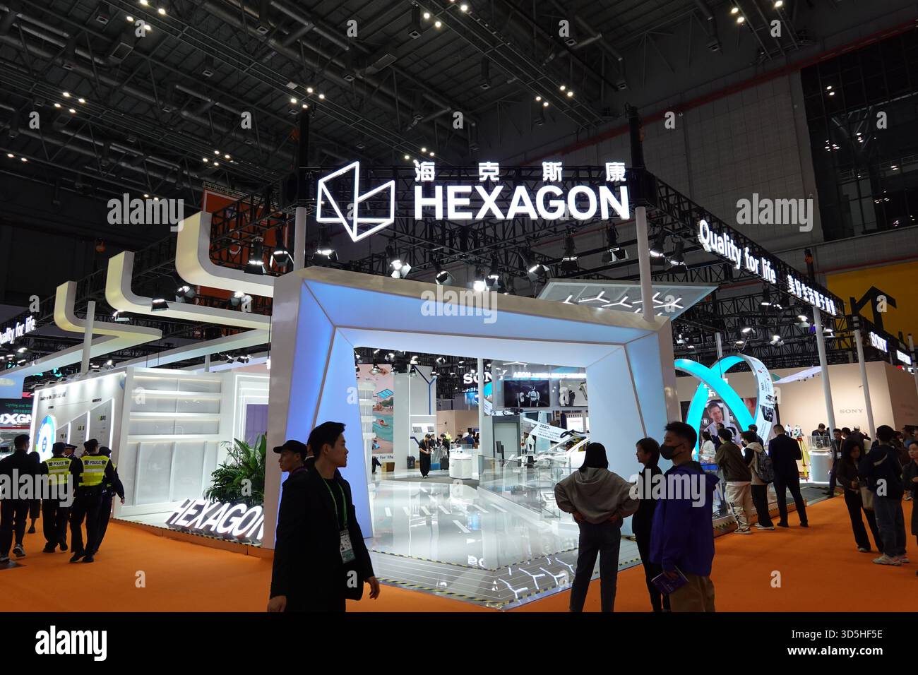 The Hexagon booth attracts many visitors at the 8th China International ...