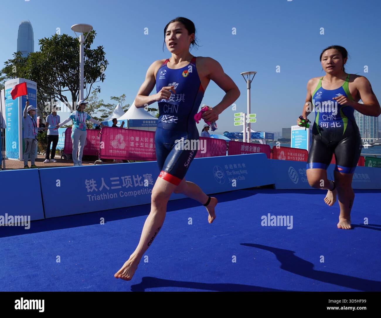 (251116) -- HONG KONG, Nov. 16, 2025 (Xinhua) -- Huang Anqi (L) of ...