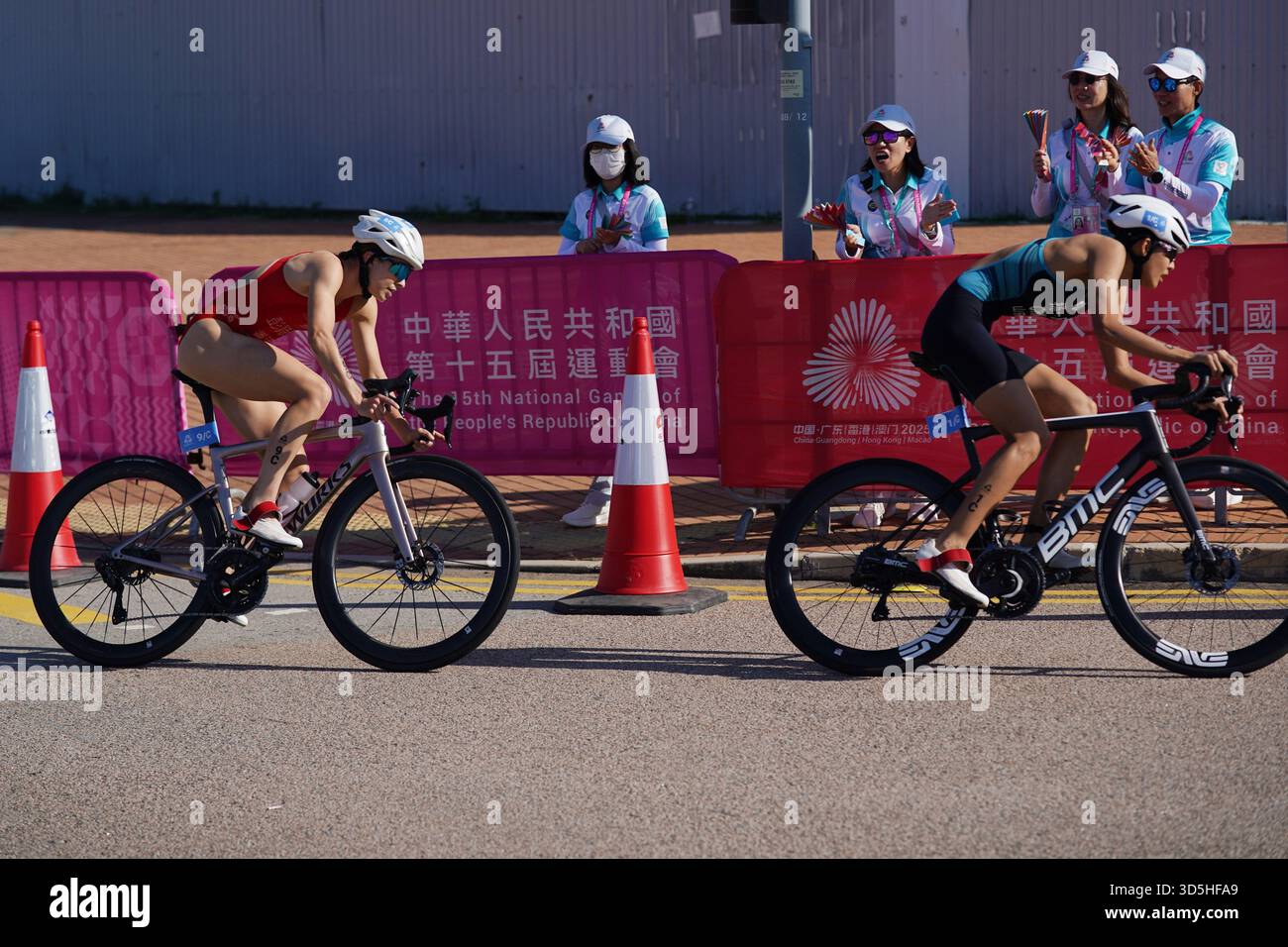 (251116) -- HONG KONG, Nov. 16, 2025 (Xinhua) -- Yang Yifan (R) of ...