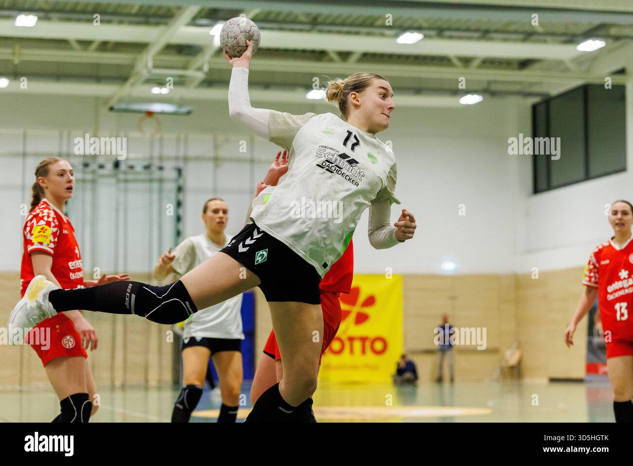 Meike Becker (SV Werder Bremen, 17) in the throw Match from the 9th ...