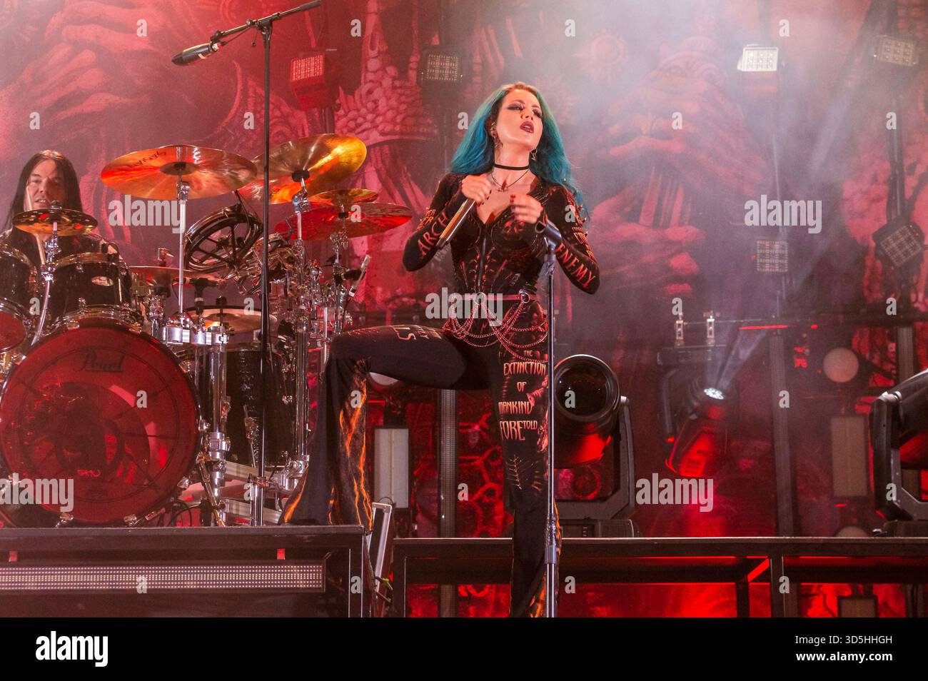Daniel Erlandsson und Alissa White-Gluz von Arch Enemy live bei einem ...