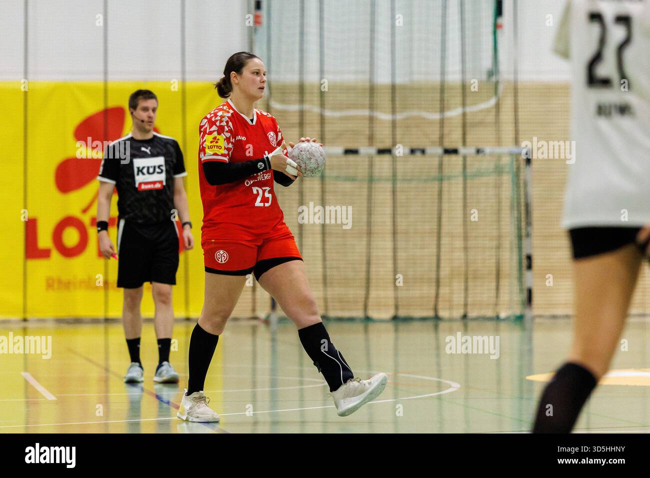 Lena Thoß (FSV FSV Mainz 05, 23) with ball Match from the 9th matchday ...