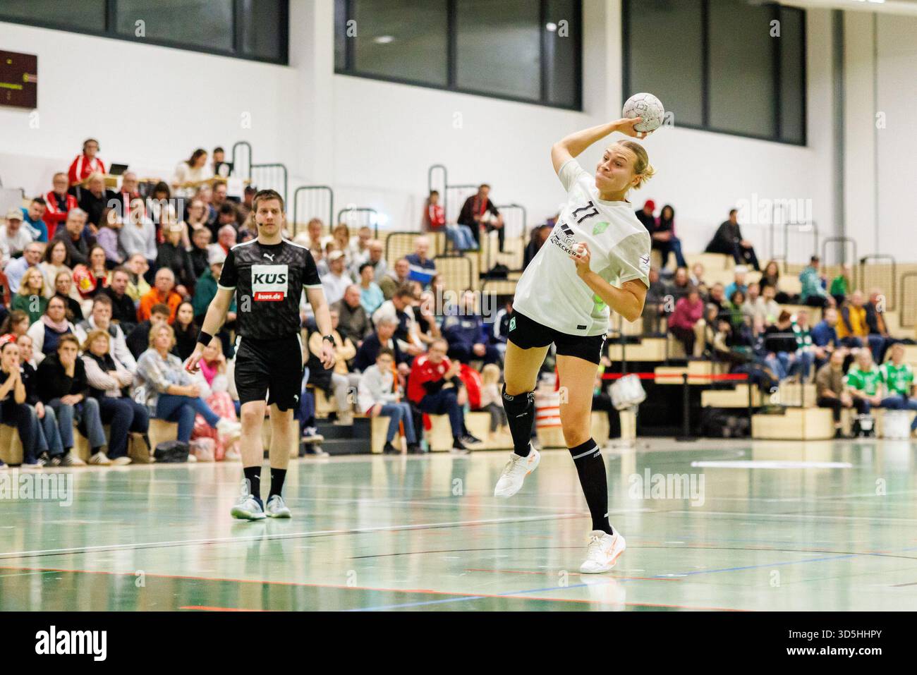 Emma Ruwe (SV Werder Bremen, 27) converts a 7-meter Match from the 9th ...