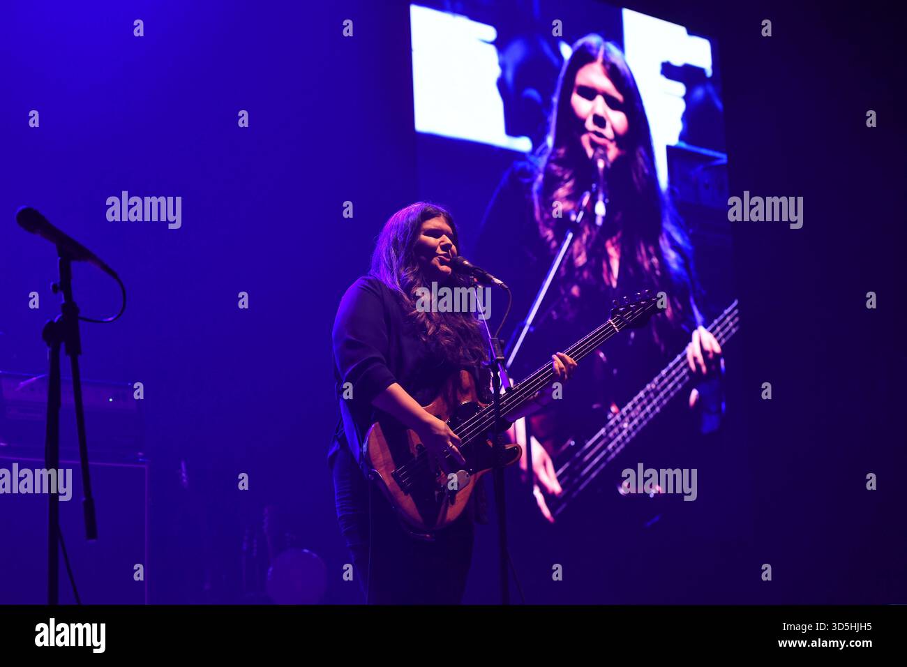 LONDON, ENGLAND - NOVEMBER 15: Michele Stodart of ‘The Magic Numbers ...