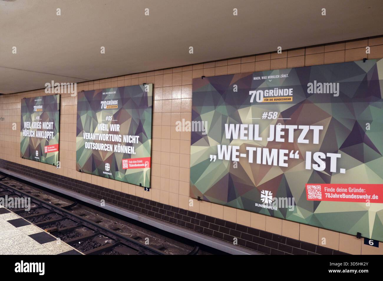 RECORD DATE NOT STATED Bundeswehr-Werbung Hintergleisflächen U9 Bahnhof ...