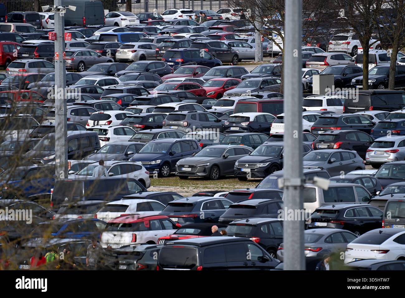 Voller Parkplatz auf der Messe Muenchen.Autos stehen dichtgedraengt ...