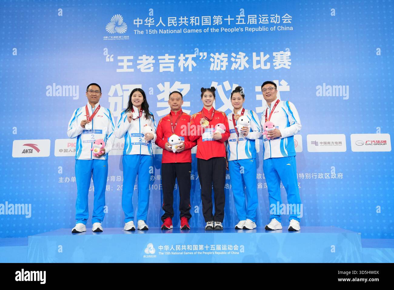 (251116) -- SHENZHEN, Nov. 16, 2025 (Xinhua) -- Gold medalist Zhang ...