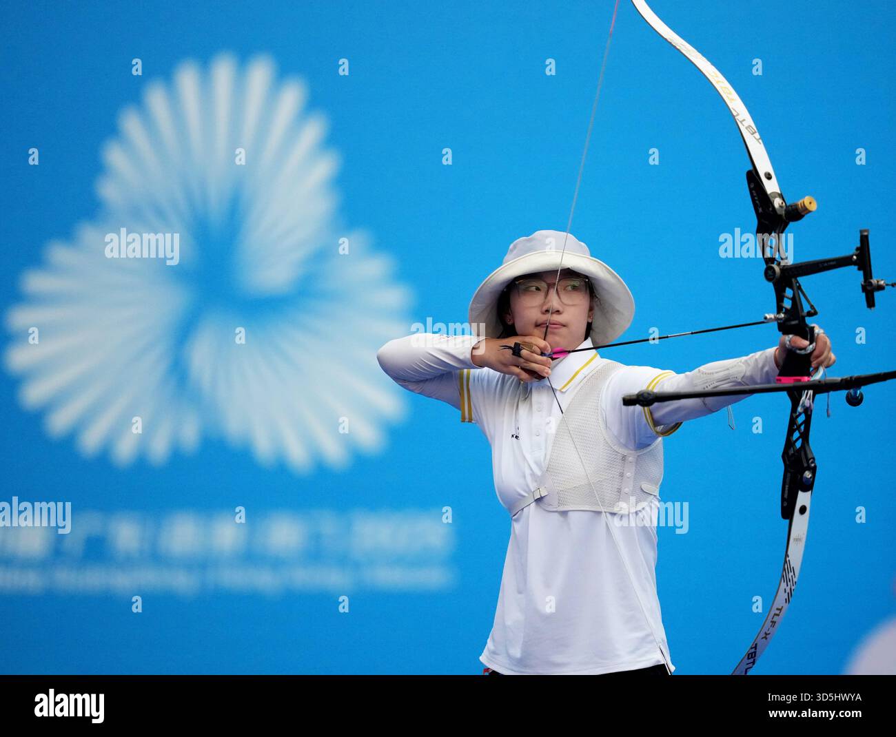 (251116) -- SHENZHEN, Nov. 16, 2025 (Xinhua) -- Zong Yu of Hubei ...