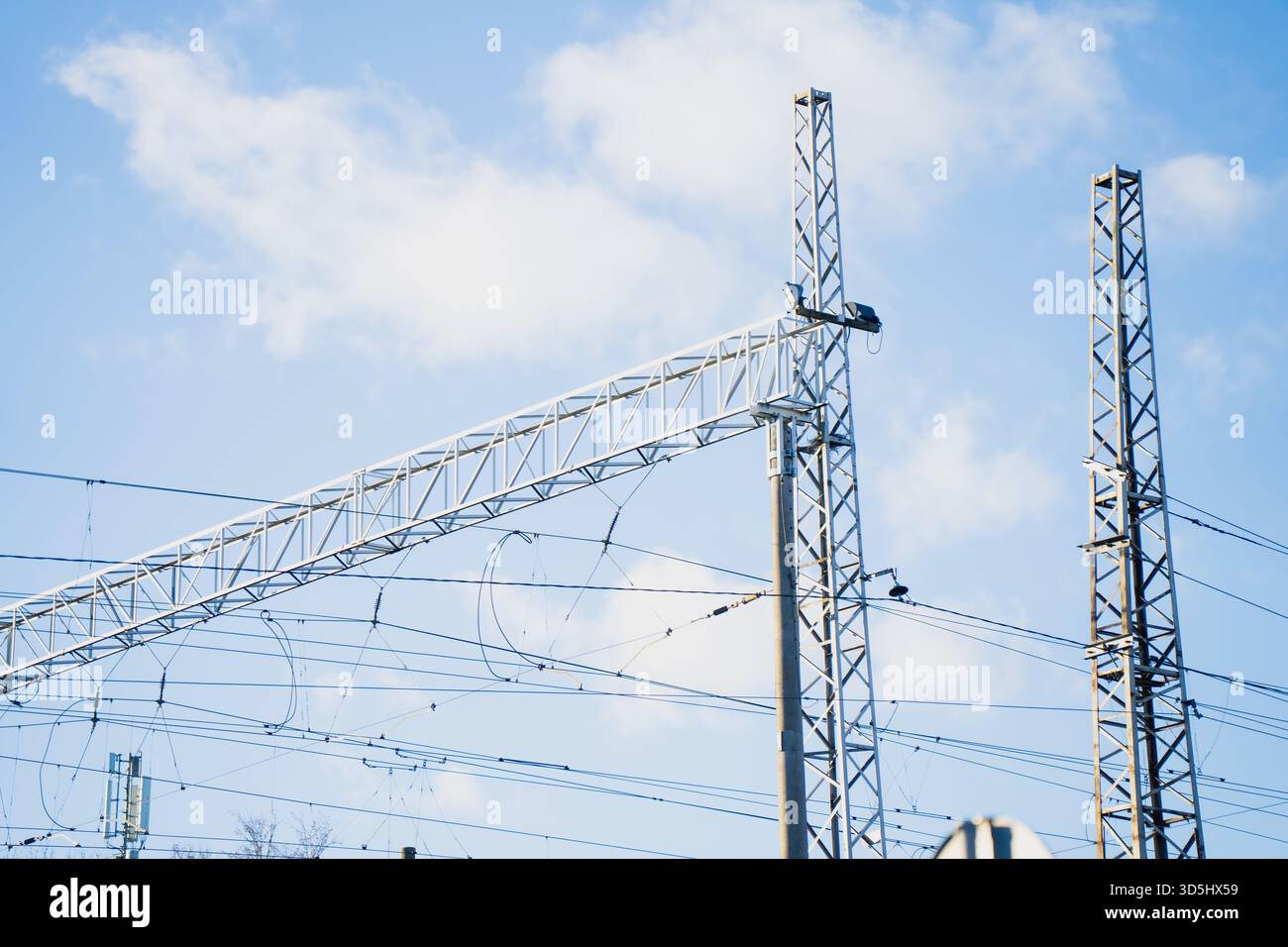 Railway overhead line system with lattice masts, catenary wires and ...