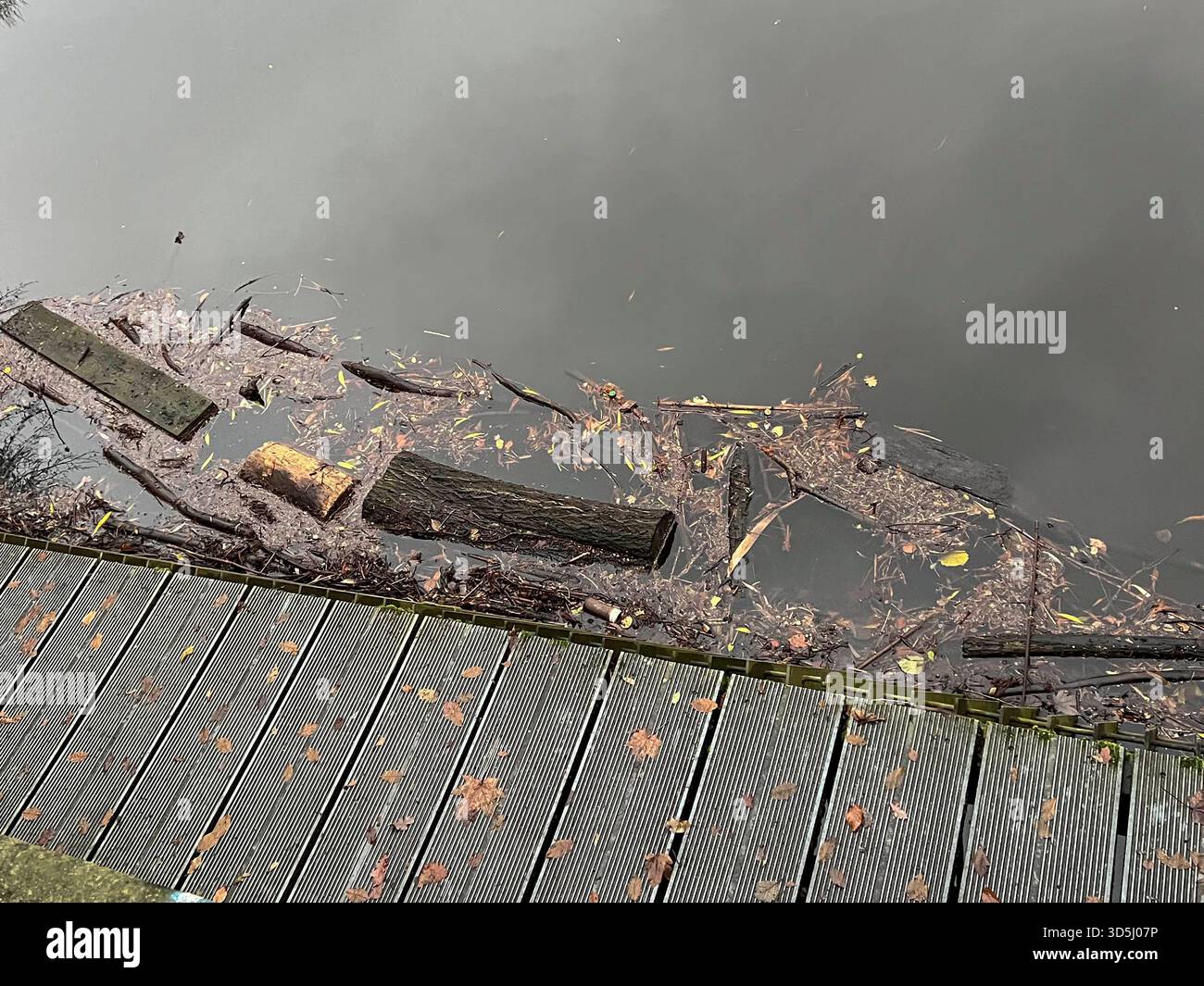 abb/ Muell Holz Dreck schwimmen im Wasser vor der Auffangsperren der ...