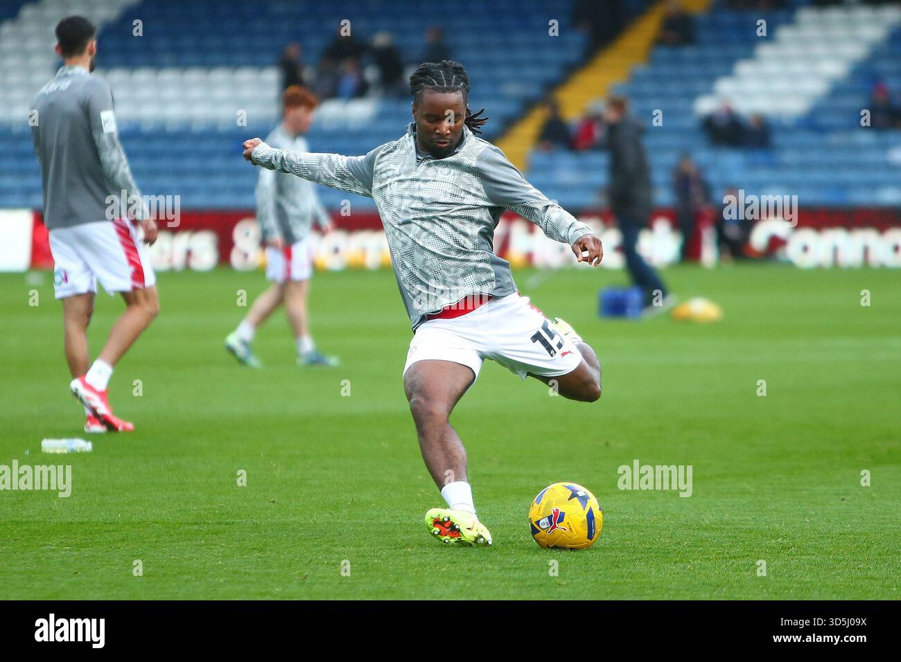 Dion Rankine of Crewe Alexandra warms up ahead of the Oldham Athletic v ...