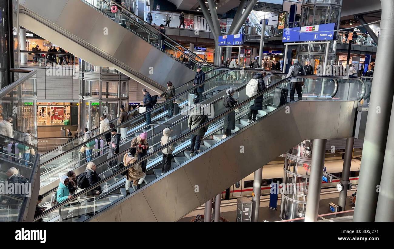 Berlin Hauptbahnhof, Innenansicht, Menschen auf Rolltreppe. DEU ...