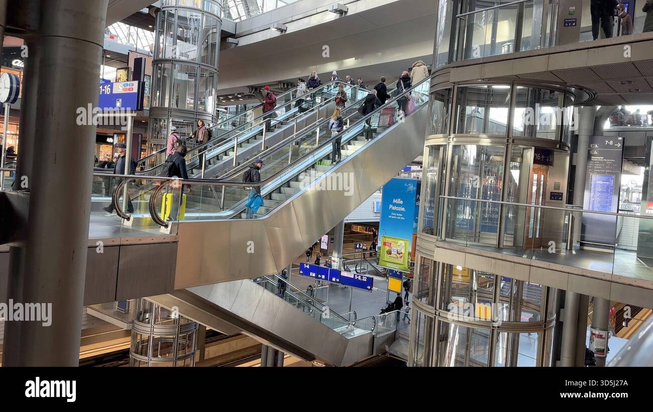 Berlin Hauptbahnhof, Innenansicht, Menschen auf Rolltreppe. DEU ...