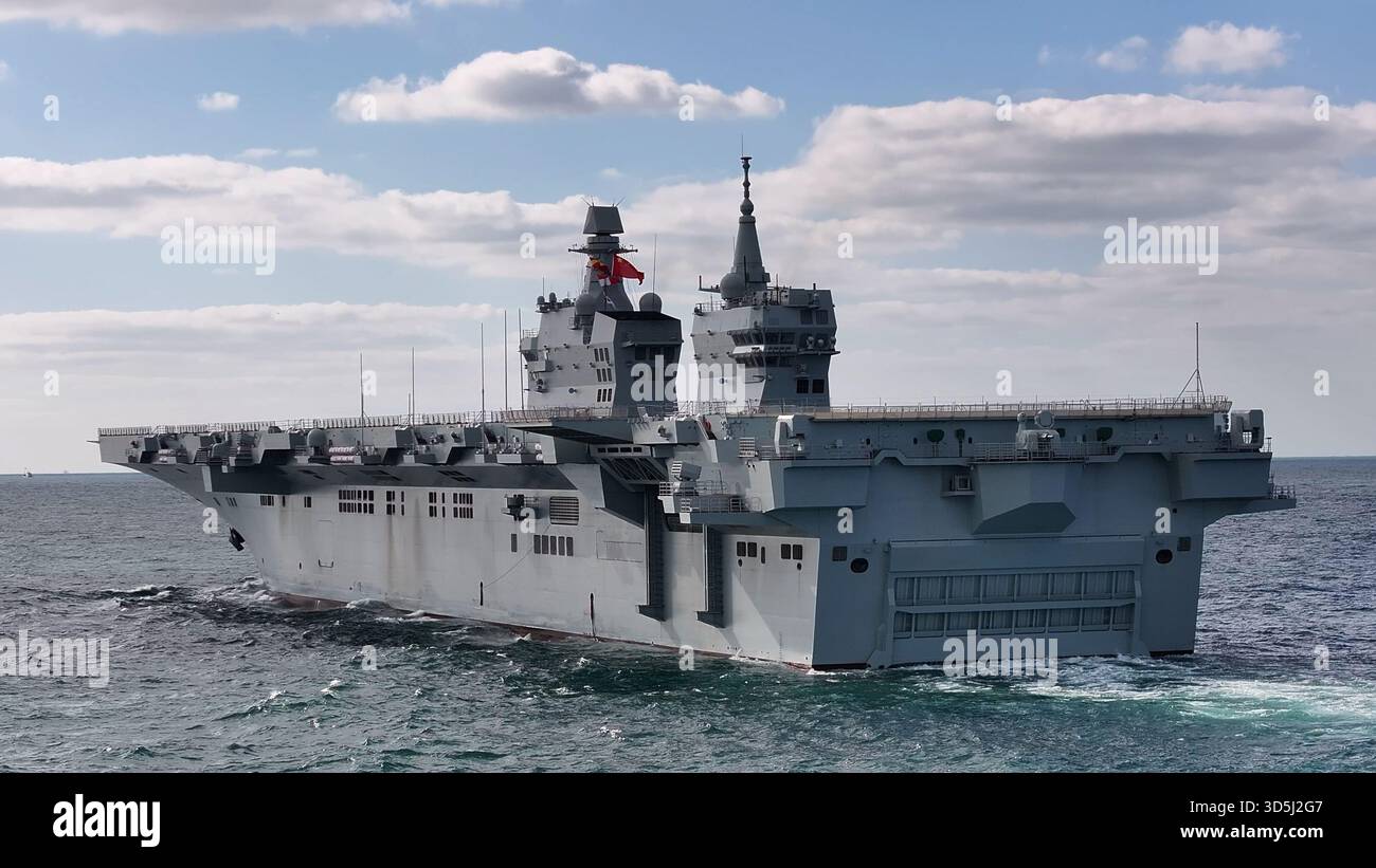 (251116) -- SHANGHAI, Nov. 16, 2025 (Xinhua) -- China's first Type 076 ...