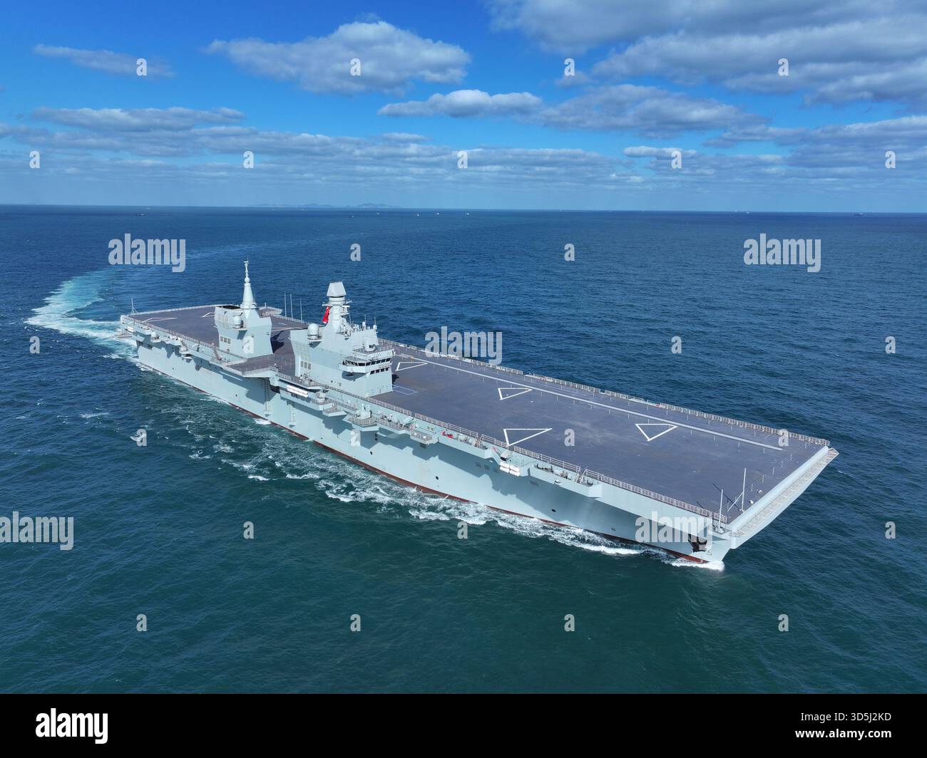 China's first type 076 amphibious assault ship hi-res stock photography ...
