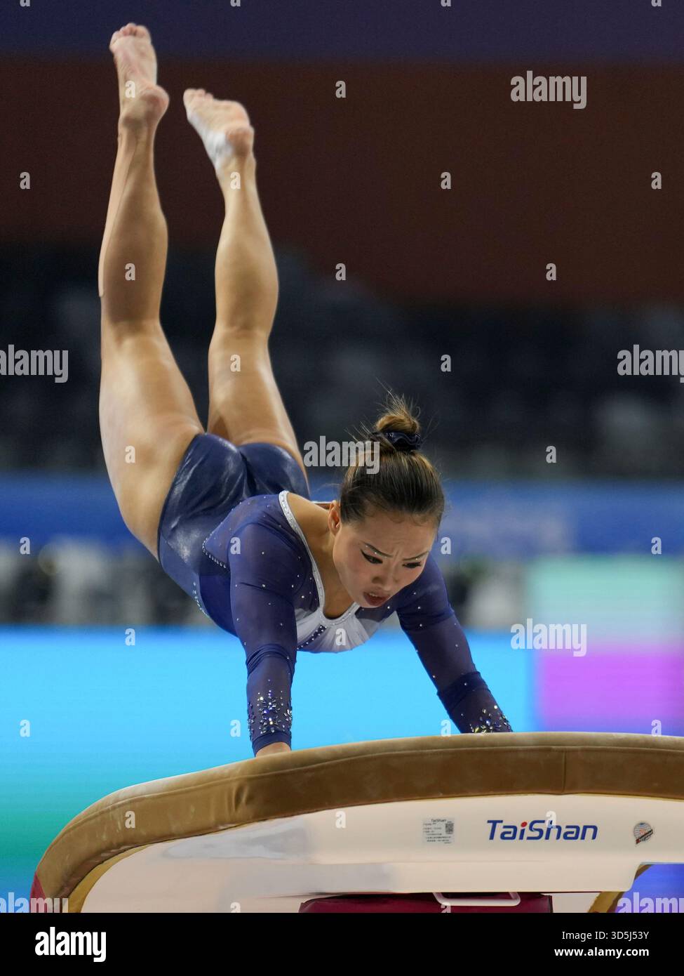 (251116) -- ZHAOQING, Nov. 16, 2025 (Xinhua) -- Deng Yalan of Jiangxi ...