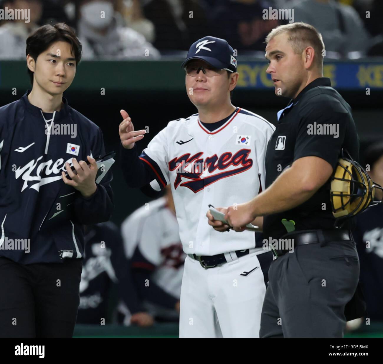 South Korea Team manager RYU Jihyun (center) informs the chief umpire ...