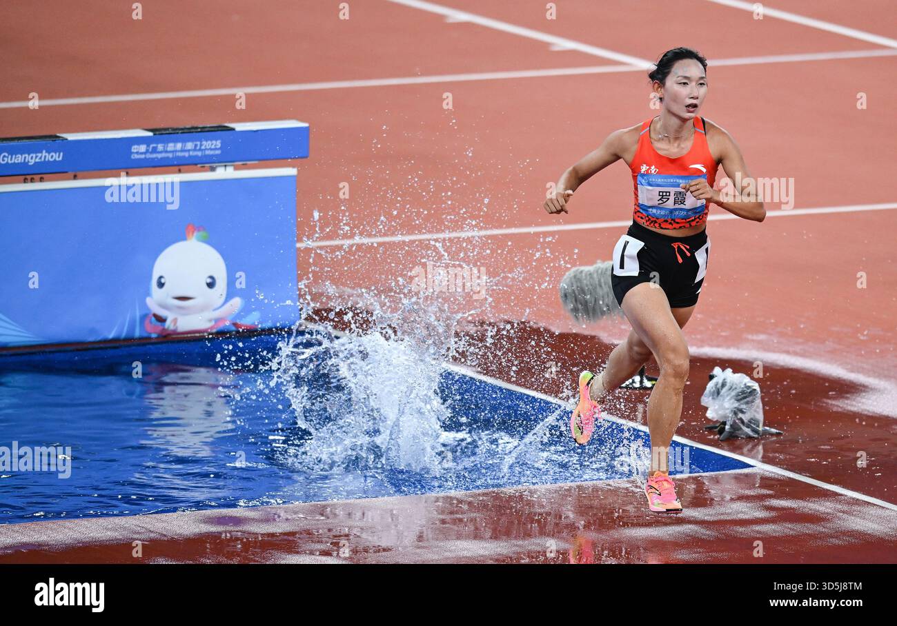 (251116) -- GUANGZHOU, Nov. 16, 2025 (Xinhua) -- Luo Xia of Yunnan ...