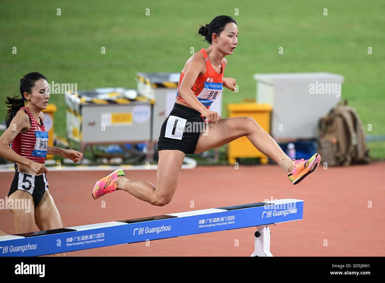 (251116) -- GUANGZHOU, Nov. 16, 2025 (Xinhua) -- Luo Xia (R) of Yunnan ...